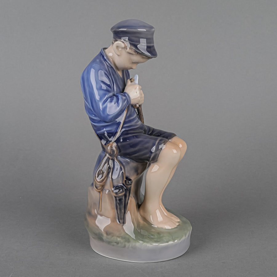ROYAL COPENHAGEN Figurine Shepherd Boy Cutting A Stick 905 - Around The ...